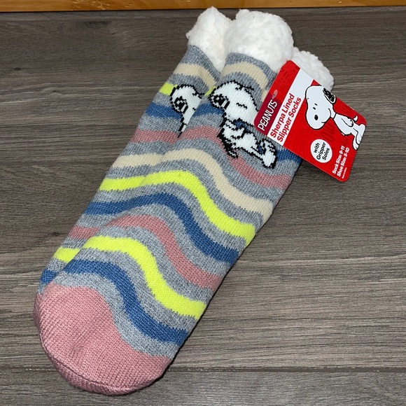 Peanuts | Accessories | Sherpa Lined Slipper Socks With Gripper Bottoms ...